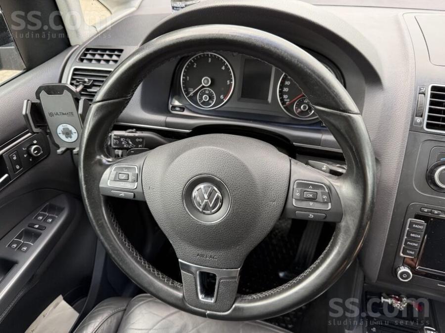 Black Volkswagen Touran 2011 in Ventspils, with an engine capacity of 2.00 L and mileage of 369 thousand km for 6499 €, photo 17 on AUTOMOTO.COM.LV