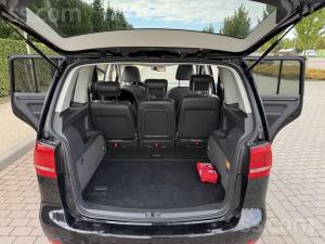 Black Volkswagen Touran 2011 in Ventspils, with an engine capacity of 2.00 L and mileage of 369 thousand km for 6499 €, photo 19 on AUTOMOTO.COM.LV