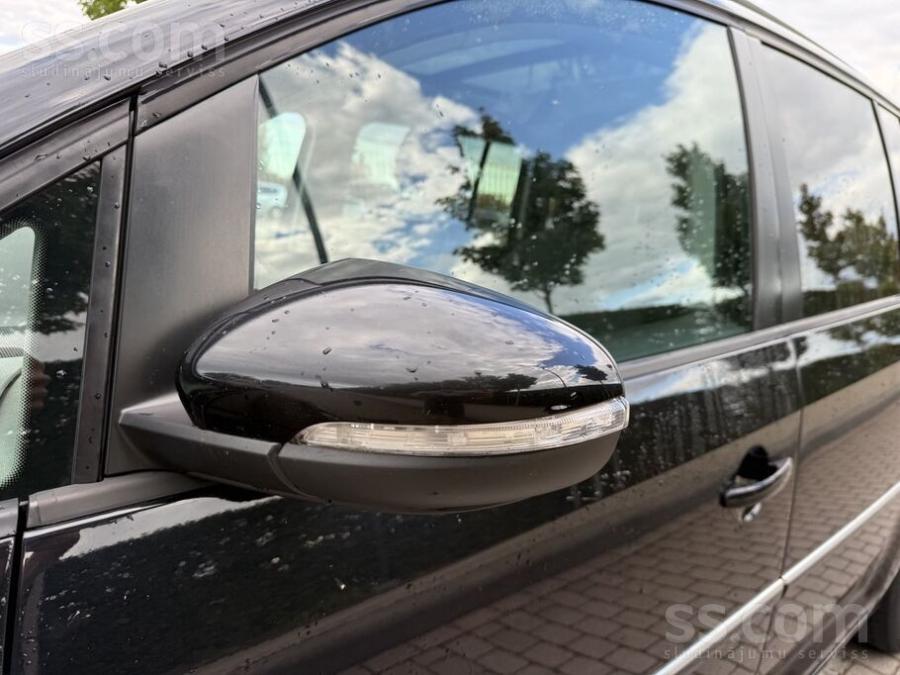Black Volkswagen Touran 2011 in Ventspils, with an engine capacity of 2.00 L and mileage of 369 thousand km for 6499 €, photo 25 on AUTOMOTO.COM.LV
