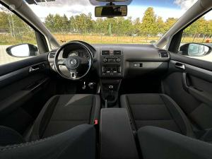 Melns Volkswagen Touran 2011 Klaipėda, ar dzinēja tilpumu 1.60 L un nobraukumu 289 tūkst. km par 4990 €, foto 7 vietnē AUTOMOTO.COM.LV