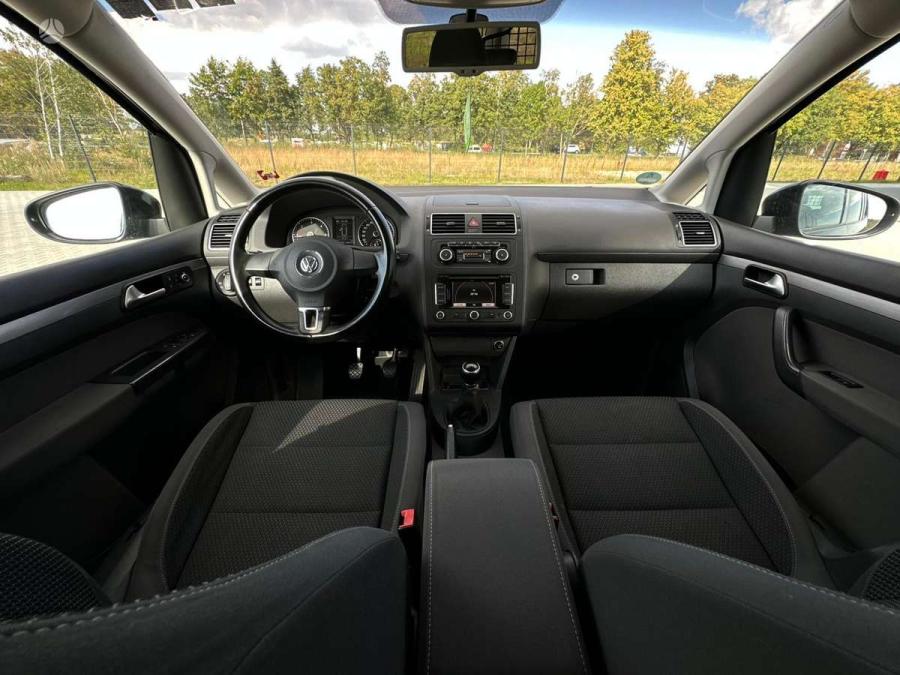 Melns Volkswagen Touran 2011 Klaipėda, ar dzinēja tilpumu 1.60 L un nobraukumu 289 tūkst. km par 4990 €, foto 7 vietnē AUTOMOTO.COM.LV