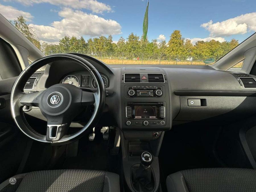 Melns Volkswagen Touran 2011 Klaipėda, ar dzinēja tilpumu 1.60 L un nobraukumu 289 tūkst. km par 4990 €, foto 8 vietnē AUTOMOTO.COM.LV