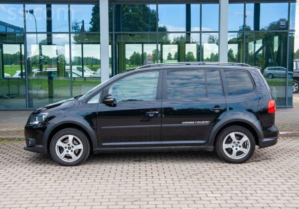Melns Volkswagen Touran 2011 Cēsis, ar dzinēja tilpumu 1.60 L un nobraukumu 223 tūkst. km par 5150 €, foto 4 vietnē AUTOMOTO.COM.LV