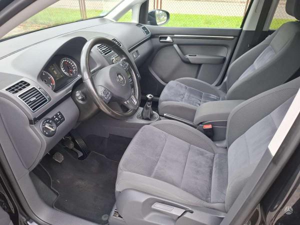 Melns Volkswagen Touran 2011 Utena, ar dzinēja tilpumu 1.97 L un nobraukumu 250 tūkst. km par 5300 €, foto 11 vietnē AUTOMOTO.COM.LV