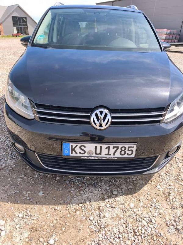 Black Volkswagen Touran 2011 in Marijampole, with an engine capacity of 1.60 L and mileage of 224 thousand km for 4390 €, photo 3 on AUTOMOTO.COM.LV