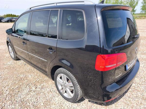 Black Volkswagen Touran 2011 in Marijampole, with an engine capacity of 1.60 L and mileage of 224 thousand km for 4390 €, photo 4 on AUTOMOTO.COM.LV