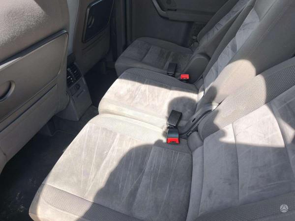 Black Volkswagen Touran 2011 in Marijampole, with an engine capacity of 1.60 L and mileage of 224 thousand km for 4390 €, photo 8 on AUTOMOTO.COM.LV