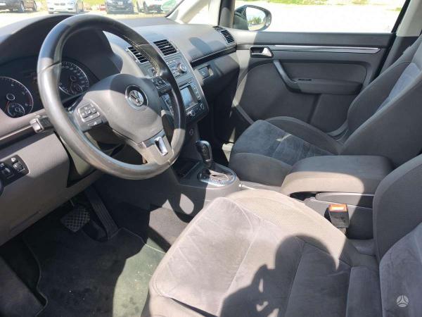 Black Volkswagen Touran 2011 in Marijampole, with an engine capacity of 1.60 L and mileage of 224 thousand km for 4390 €, photo 9 on AUTOMOTO.COM.LV