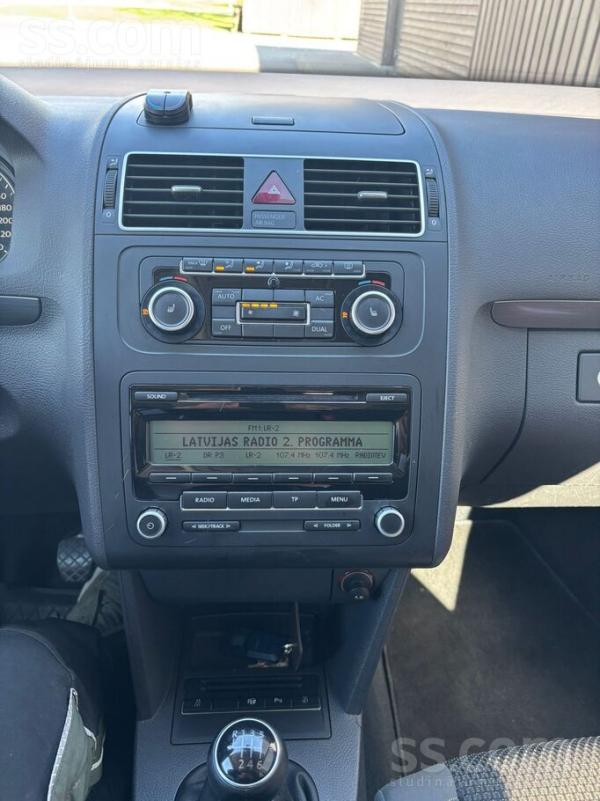 Melns Volkswagen Touran 2011 Saldus, ar dzinēja tilpumu 1.40 L un nobraukumu 280 tūkst. km par 3000 €, foto 8 vietnē AUTOMOTO.COM.LV