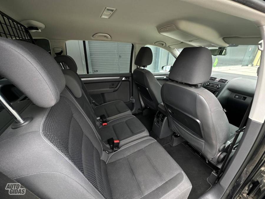 Black Volkswagen Touran 2011 in Klaipeda, with an engine capacity of 1.60 L and mileage of 289 thousand km for 5000 €, photo 8 on AUTOMOTO.COM.LV