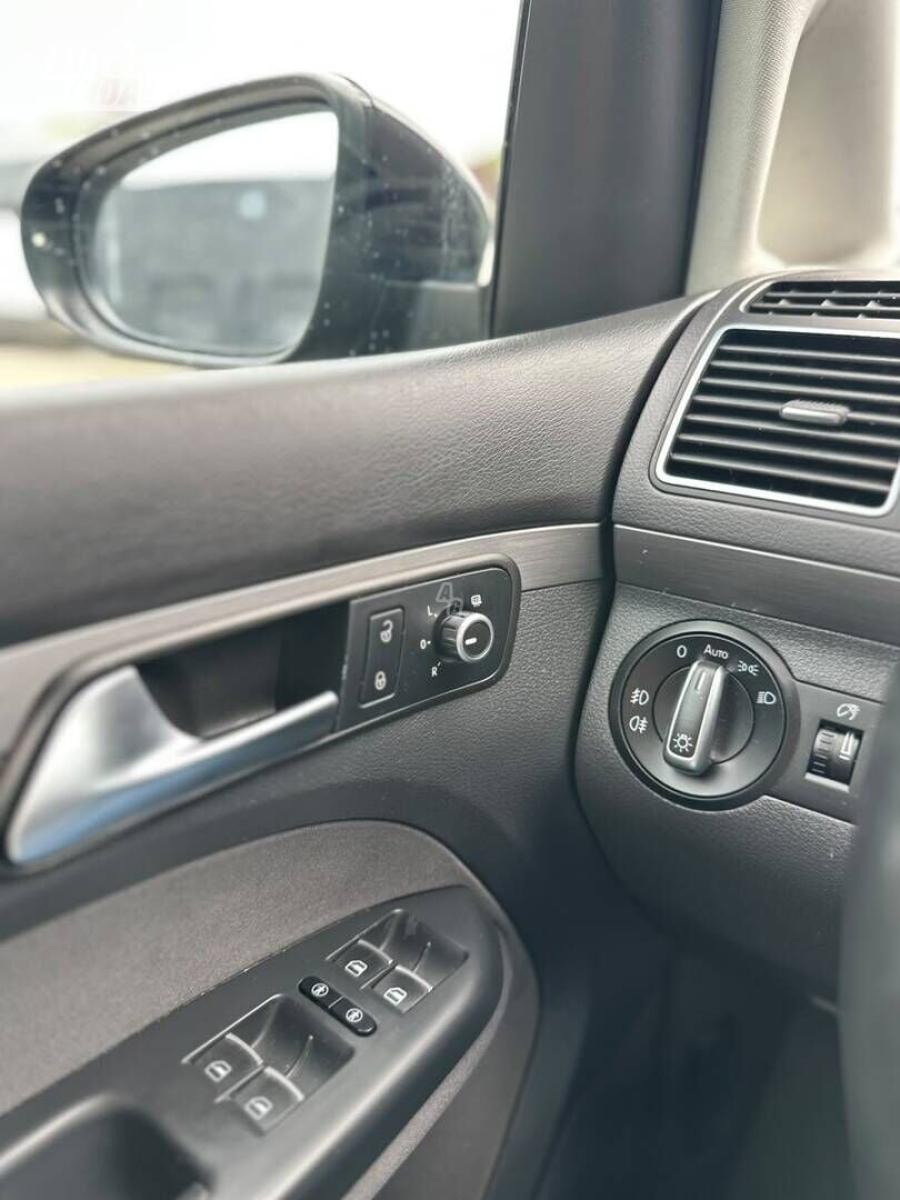 Black Volkswagen Touran 2011 in Klaipeda, with an engine capacity of 1.60 L and mileage of 289 thousand km for 5000 €, photo 10 on AUTOMOTO.COM.LV