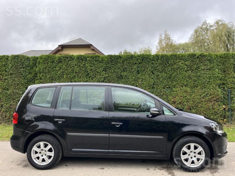 Black Volkswagen Touran 2011 in Bauska, with an engine capacity of 1.60 L and mileage of 0 thousand km for 4900 €, photo 3 on AUTOMOTO.COM.LV