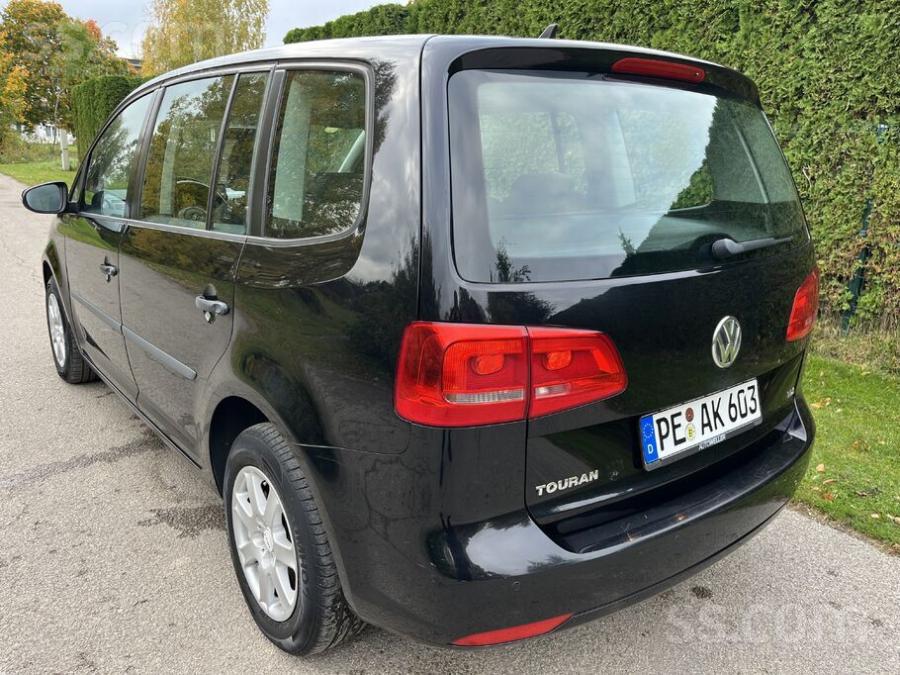 Black Volkswagen Touran 2011 in Bauska, with an engine capacity of 1.60 L and mileage of 0 thousand km for 4900 €, photo 6 on AUTOMOTO.COM.LV