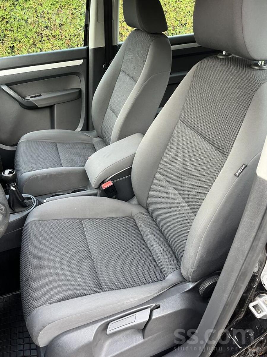 Black Volkswagen Touran 2011 in Bauska, with an engine capacity of 1.60 L and mileage of 0 thousand km for 4900 €, photo 22 on AUTOMOTO.COM.LV