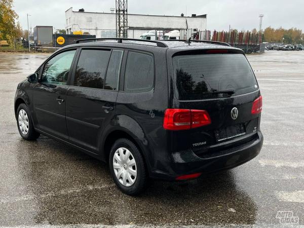 Volkswagen Touran 2011 Marijampole vietnē Melns Volkswagen Touran 2011 Marijampole, ar dzinēja tilpumu 1.20 L un nobraukumu 285 tūkst. km par 3850 €, foto 5 vietnē AUTOMOTO.COM.LV