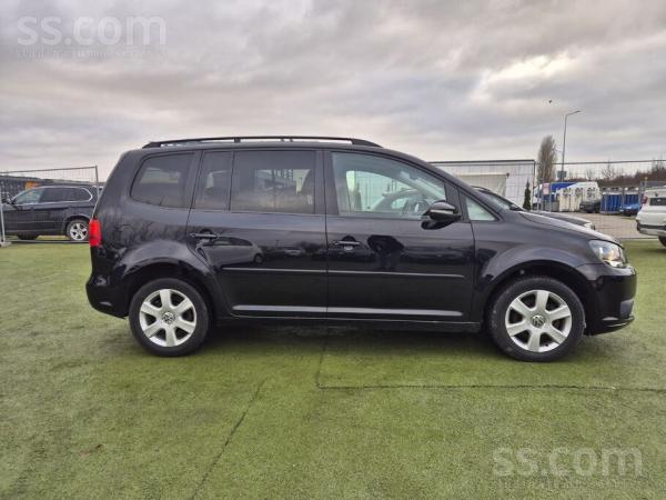 Melns Volkswagen Touran 2012 Liepāja, ar dzinēja tilpumu 1.60 L un nobraukumu 162 tūkst. km par 6200 €, foto 4 vietnē AUTOMOTO.COM.LV