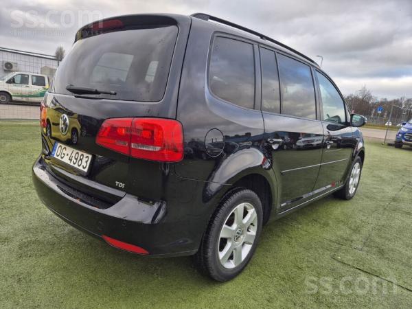 Melns Volkswagen Touran 2012 Liepāja, ar dzinēja tilpumu 1.60 L un nobraukumu 162 tūkst. km par 6200 €, foto 5 vietnē AUTOMOTO.COM.LV