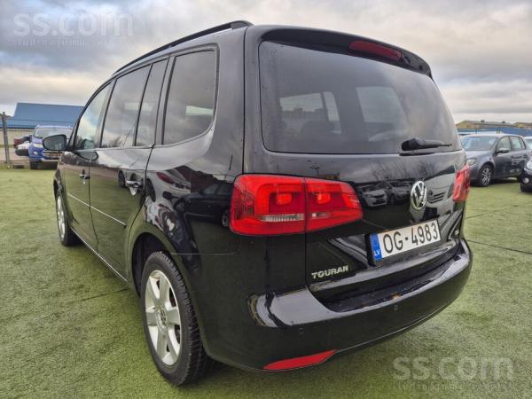 Melns Volkswagen Touran 2012 Liepāja, ar dzinēja tilpumu 1.60 L un nobraukumu 162 tūkst. km par 6200 €, foto 7 vietnē AUTOMOTO.COM.LV