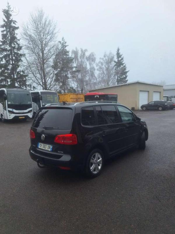 Melns Volkswagen Touran 2012 Viļņa, ar dzinēja tilpumu 1.97 L un nobraukumu 244 tūkst. km par 6650 €, foto 7 vietnē AUTOMOTO.COM.LV