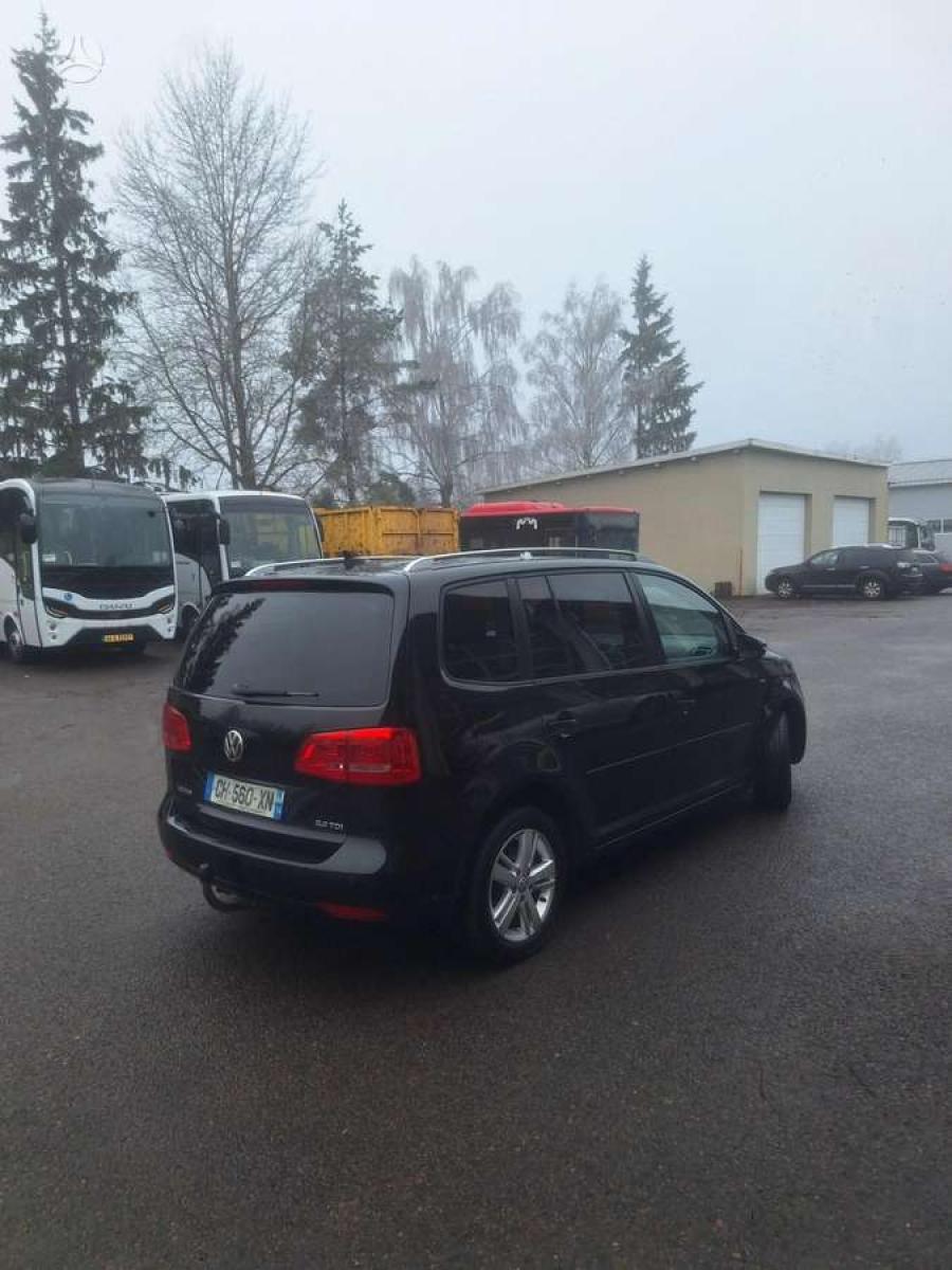 Black Volkswagen Touran 2012 in Vilnius, with an engine capacity of 1.97 L and mileage of 244 thousand km for 6650 €, photo 7 on AUTOMOTO.COM.LV