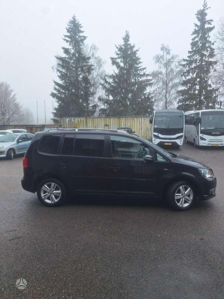 Black Volkswagen Touran 2012 in Vilnius, with an engine capacity of 1.97 L and mileage of 244 thousand km for 6650 €, photo 8 on AUTOMOTO.COM.LV