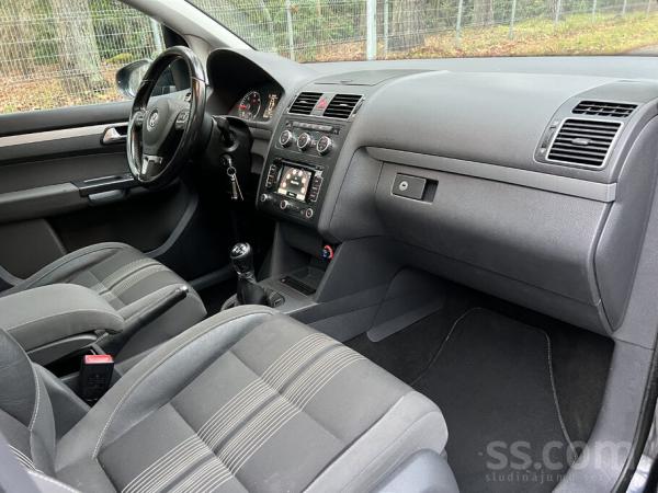 Melns Volkswagen Touran 2012 Rīga, ar dzinēja tilpumu 1.60 L un nobraukumu 0 tūkst. km par 5850 €, foto 10 vietnē AUTOMOTO.COM.LV
