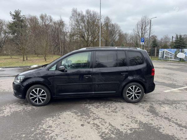 Black Volkswagen Touran 2012 in Ukmerge, with an engine capacity of 1.60 L and mileage of 363 thousand km for 3800 €, photo 6 on AUTOMOTO.COM.LV
