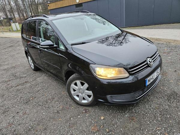 Black Volkswagen Touran 2012 in Kaunas, with an engine capacity of 1.97 L and mileage of 312 thousand km for 4200 €, photo 2 on AUTOMOTO.COM.LV