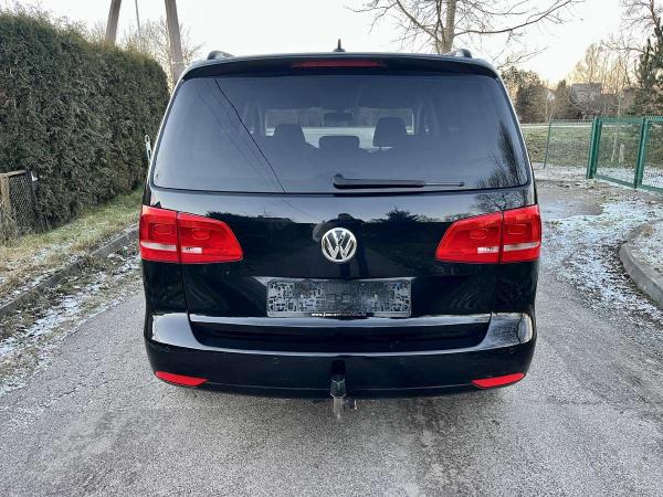 Black Volkswagen Touran 2012 in Kelme, with an engine capacity of 1.97 L and mileage of 366 thousand km for 5700 €, photo 5 on AUTOMOTO.COM.LV