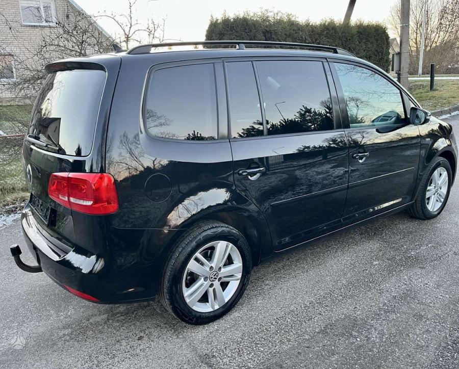 Black Volkswagen Touran 2012 in Kelme, with an engine capacity of 1.97 L and mileage of 366 thousand km for 5700 €, photo 6 on AUTOMOTO.COM.LV