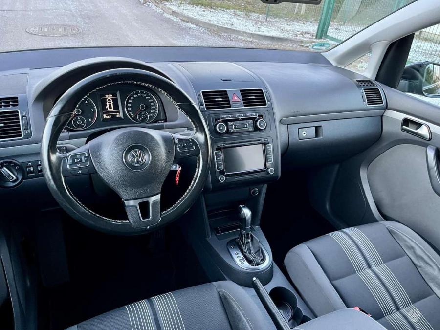 Black Volkswagen Touran 2012 in Kelme, with an engine capacity of 1.97 L and mileage of 366 thousand km for 5700 €, photo 11 on AUTOMOTO.COM.LV
