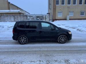 Melns Volkswagen Touran 2012 Viļņa, ar dzinēja tilpumu 1.60 L un nobraukumu 363 tūkst. km par 3750 €, foto 2 vietnē AUTOMOTO.COM.LV