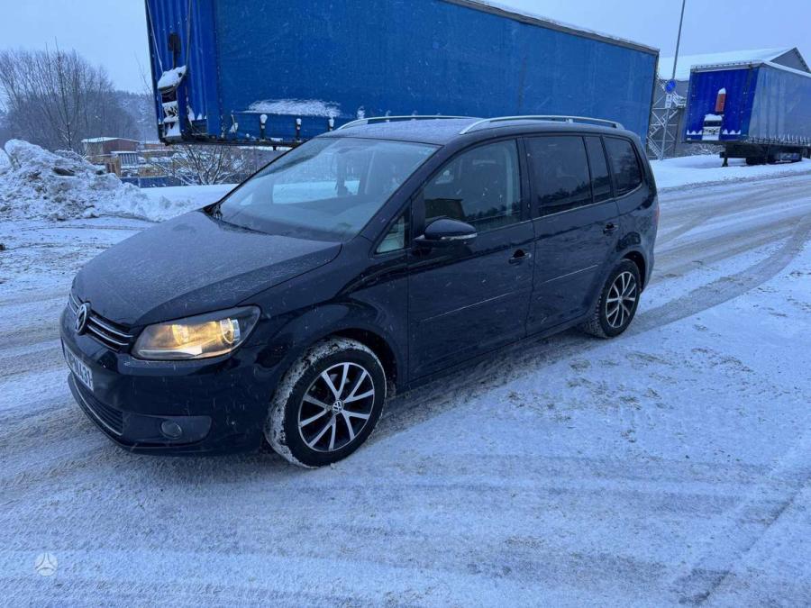 Melns Volkswagen Touran 2012 Viļņa, ar dzinēja tilpumu 1.60 L un nobraukumu 363 tūkst. km par 3750 €, foto 4 vietnē AUTOMOTO.COM.LV