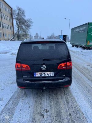 Melns Volkswagen Touran 2012 Viļņa, ar dzinēja tilpumu 1.60 L un nobraukumu 363 tūkst. km par 3750 €, foto 5 vietnē AUTOMOTO.COM.LV