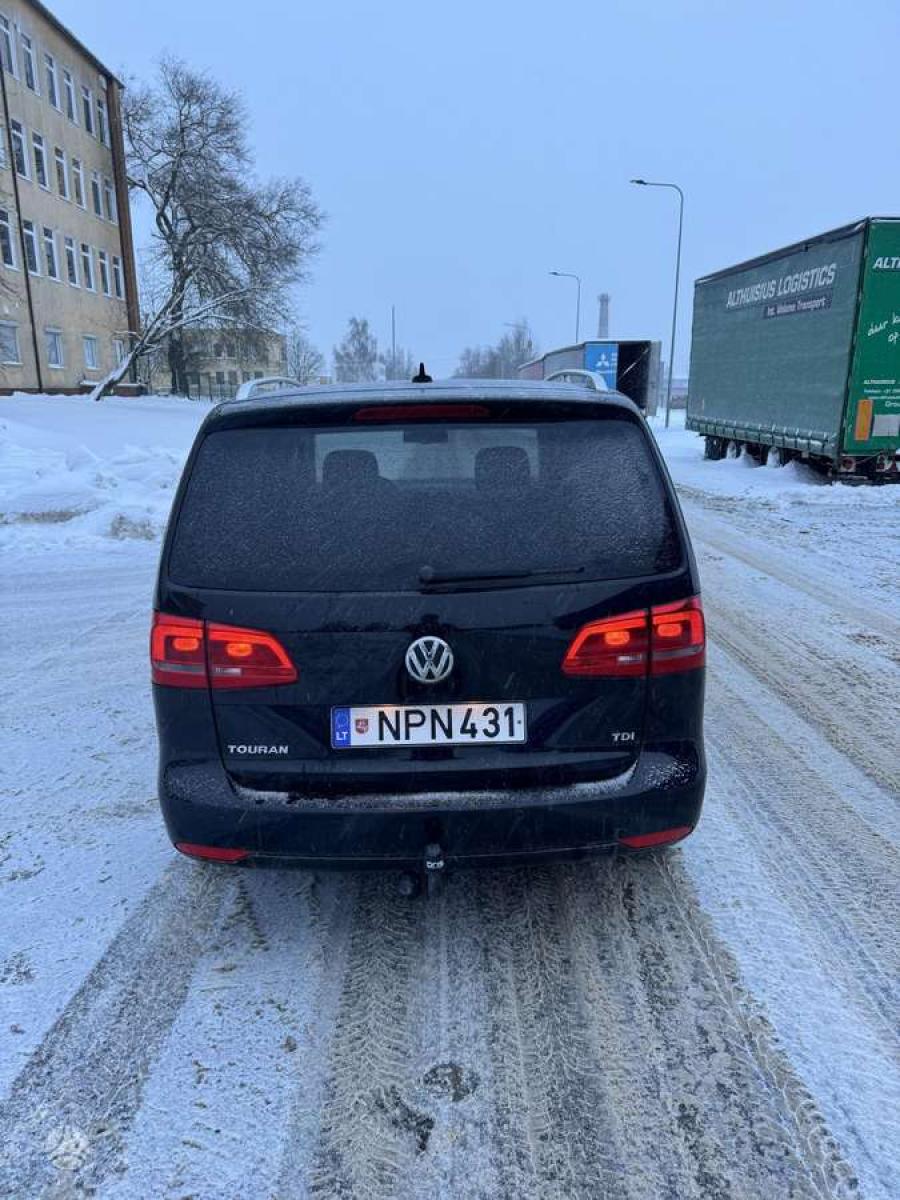 Melns Volkswagen Touran 2012 Viļņa, ar dzinēja tilpumu 1.60 L un nobraukumu 363 tūkst. km par 3750 €, foto 5 vietnē AUTOMOTO.COM.LV