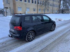 Melns Volkswagen Touran 2012 Viļņa, ar dzinēja tilpumu 1.60 L un nobraukumu 363 tūkst. km par 3750 €, foto 6 vietnē AUTOMOTO.COM.LV
