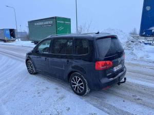 Melns Volkswagen Touran 2012 Viļņa, ar dzinēja tilpumu 1.60 L un nobraukumu 363 tūkst. km par 3750 €, foto 7 vietnē AUTOMOTO.COM.LV