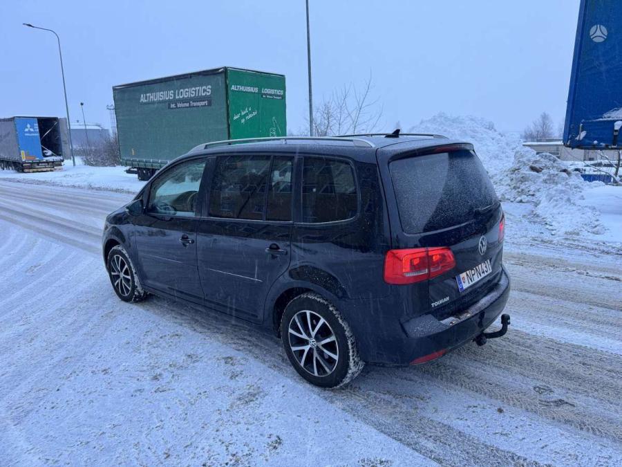 Melns Volkswagen Touran 2012 Viļņa, ar dzinēja tilpumu 1.60 L un nobraukumu 363 tūkst. km par 3750 €, foto 7 vietnē AUTOMOTO.COM.LV