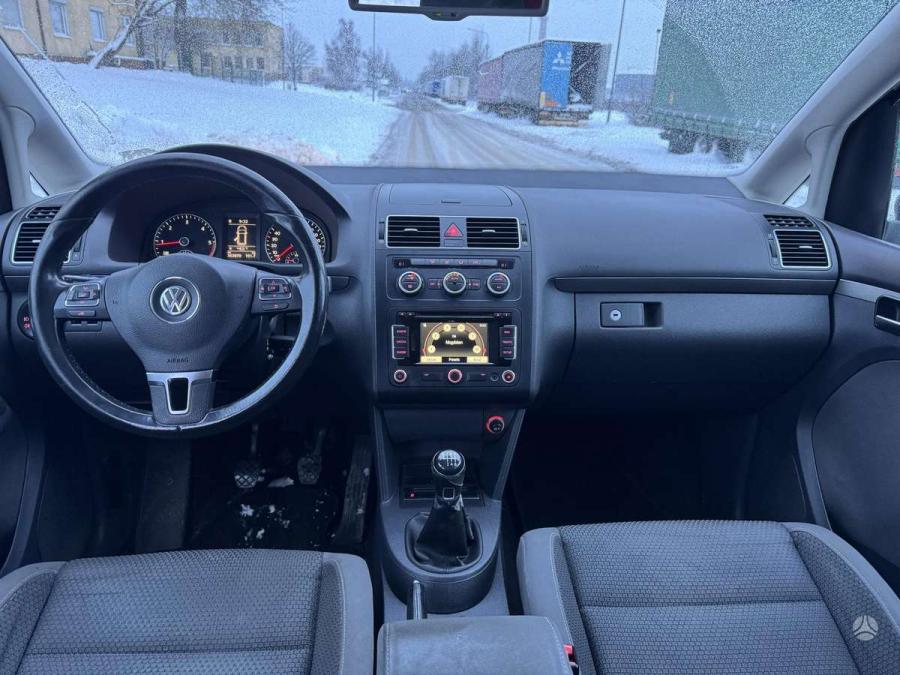 Melns Volkswagen Touran 2012 Viļņa, ar dzinēja tilpumu 1.60 L un nobraukumu 363 tūkst. km par 3750 €, foto 14 vietnē AUTOMOTO.COM.LV