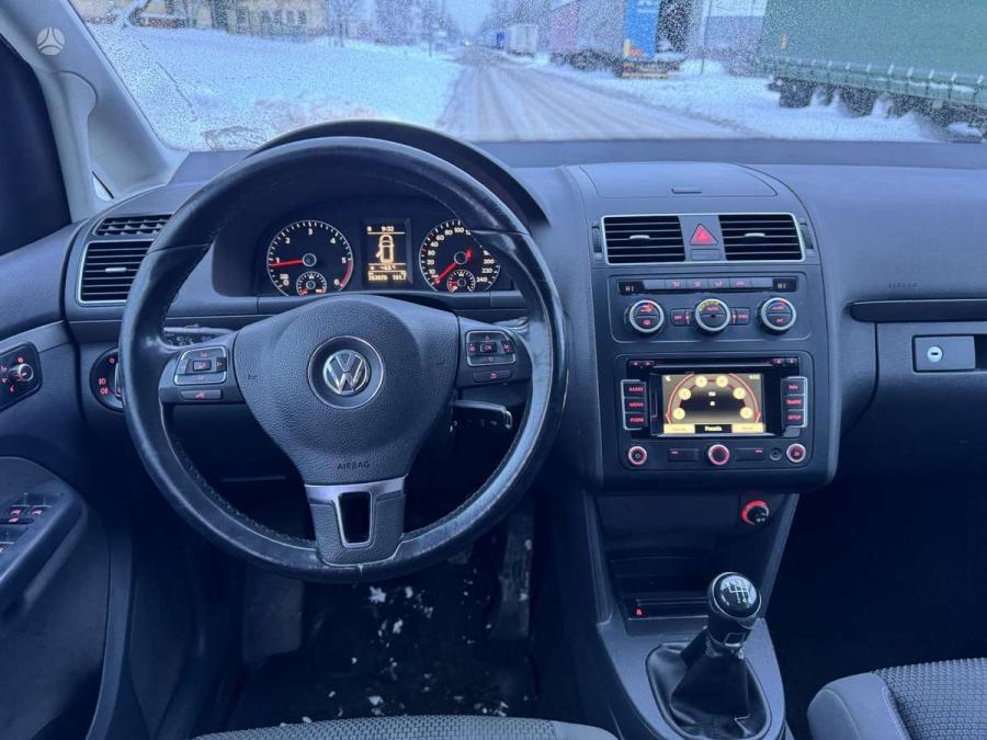 Melns Volkswagen Touran 2012 Viļņa, ar dzinēja tilpumu 1.60 L un nobraukumu 363 tūkst. km par 3750 €, foto 15 vietnē AUTOMOTO.COM.LV