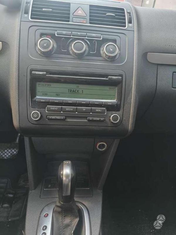 Melns Volkswagen Touran 2012 Klaipėda, ar dzinēja tilpumu 1.60 L un nobraukumu 278 tūkst. km par 4100 €, foto 6 vietnē AUTOMOTO.COM.LV