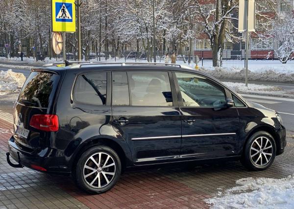 Black Volkswagen Touran 2012 in Marijampole, with an engine capacity of 1.97 L and mileage of 296 thousand km for 6750 €, photo 5 on AUTOMOTO.COM.LV