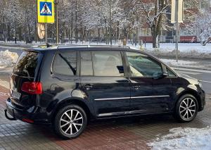 Black Volkswagen Touran 2012 in Marijampole, with an engine capacity of 1.97 L and mileage of 296 thousand km for 6750 €, photo 5 on AUTOMOTO.COM.LV