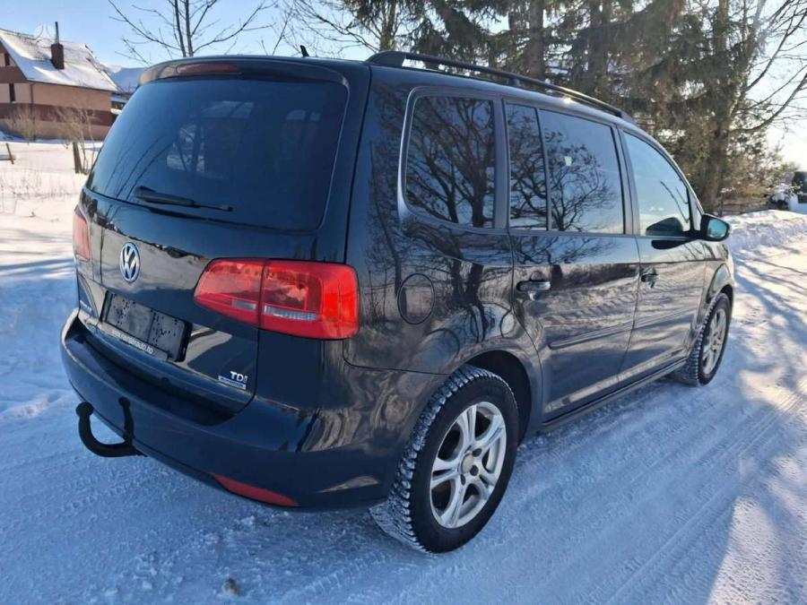 Black Volkswagen Touran 2012 in Raseiniai, with an engine capacity of 1.60 L and mileage of 260 thousand km for 4300 €, photo 5 on AUTOMOTO.COM.LV