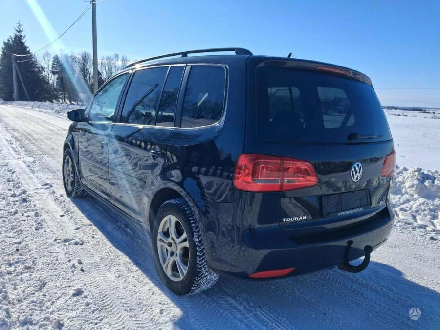 Black Volkswagen Touran 2012 in Raseiniai, with an engine capacity of 1.60 L and mileage of 260 thousand km for 4300 €, photo 7 on AUTOMOTO.COM.LV