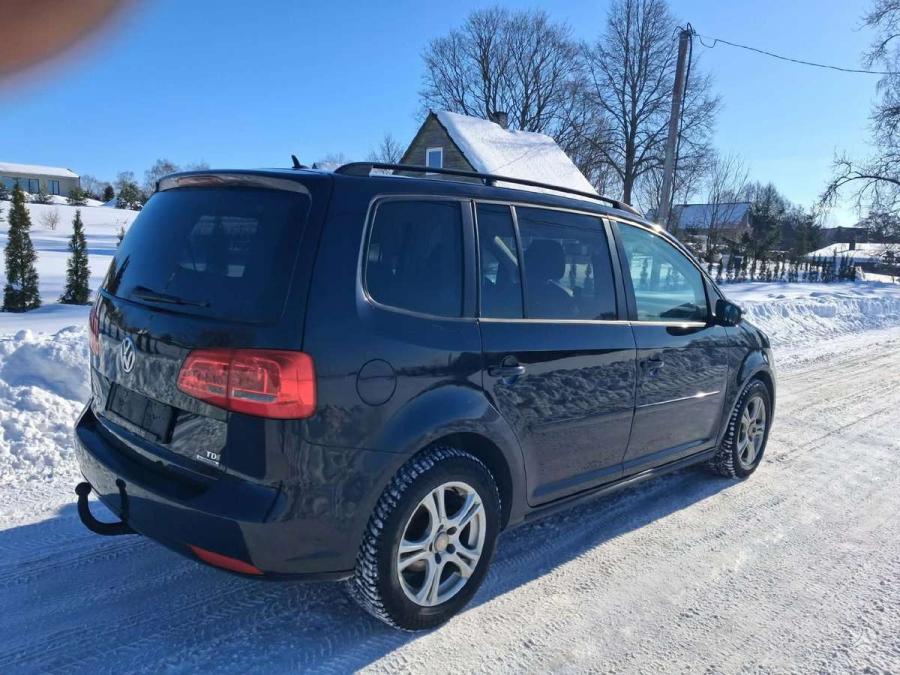 Black Volkswagen Touran 2012 in Raseiniai, with an engine capacity of 1.60 L and mileage of 260 thousand km for 4300 €, photo 12 on AUTOMOTO.COM.LV