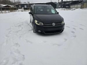 Melns Volkswagen Touran 2012 Kauņa, ar dzinēja tilpumu 2.00 L un nobraukumu 290 tūkst. km par 7700 €, foto  vietnē AUTOMOTO.COM.LV