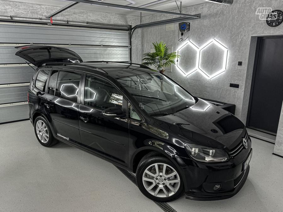 Melns Volkswagen Touran 2012 Kauņa, ar dzinēja tilpumu 2.00 L un nobraukumu 314 tūkst. km par 5350 €, foto 14 vietnē AUTOMOTO.COM.LV