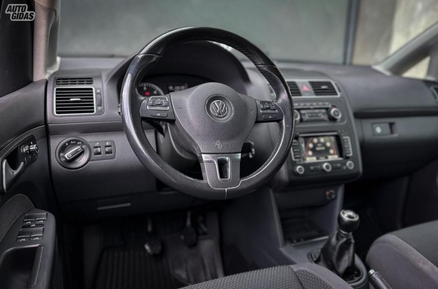 Melns Volkswagen Touran 2012 Kauņa, ar dzinēja tilpumu 2.00 L un nobraukumu 314 tūkst. km par 5350 €, foto 23 vietnē AUTOMOTO.COM.LV