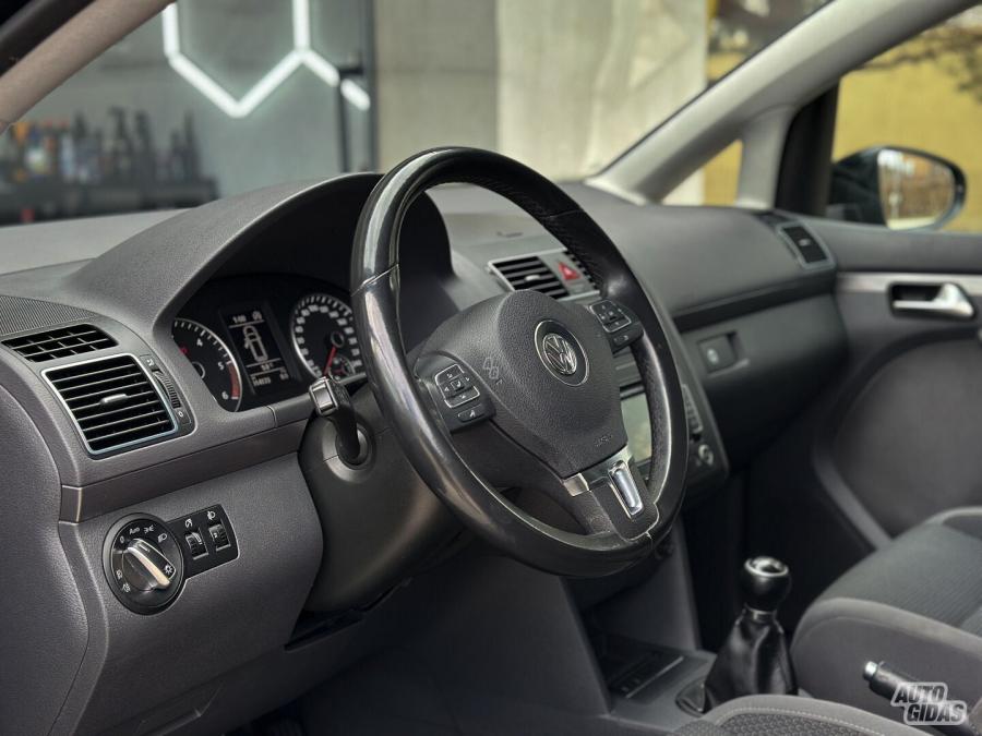 Melns Volkswagen Touran 2012 Kauņa, ar dzinēja tilpumu 2.00 L un nobraukumu 314 tūkst. km par 5350 €, foto 28 vietnē AUTOMOTO.COM.LV